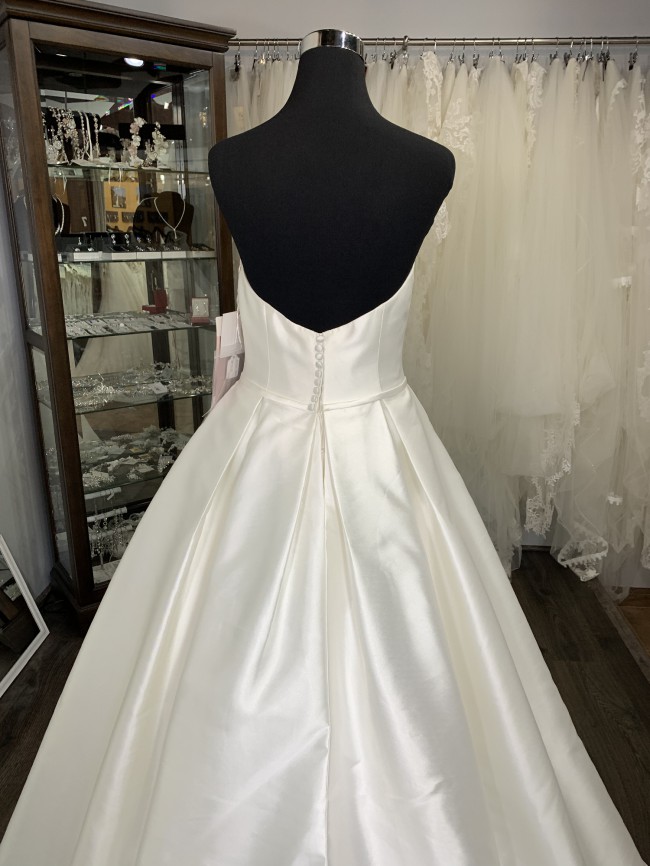 Rebecca Ingram ERICA ANNE Sample Wedding Dress Save 18% - Stillwhite