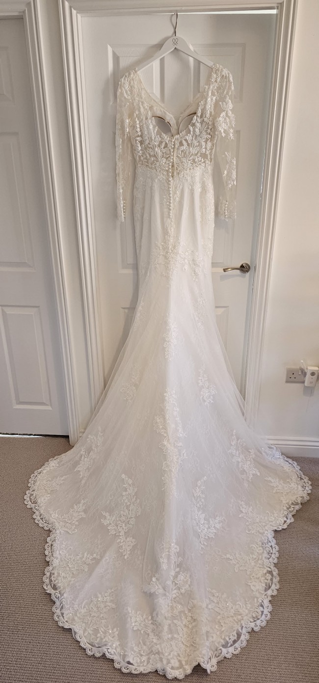Signature Collection Wedding Dress Save 50% - Stillwhite