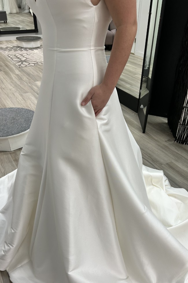 Allure Bridals 9600 Sample Wedding Dress Save 75% - Stillwhite
