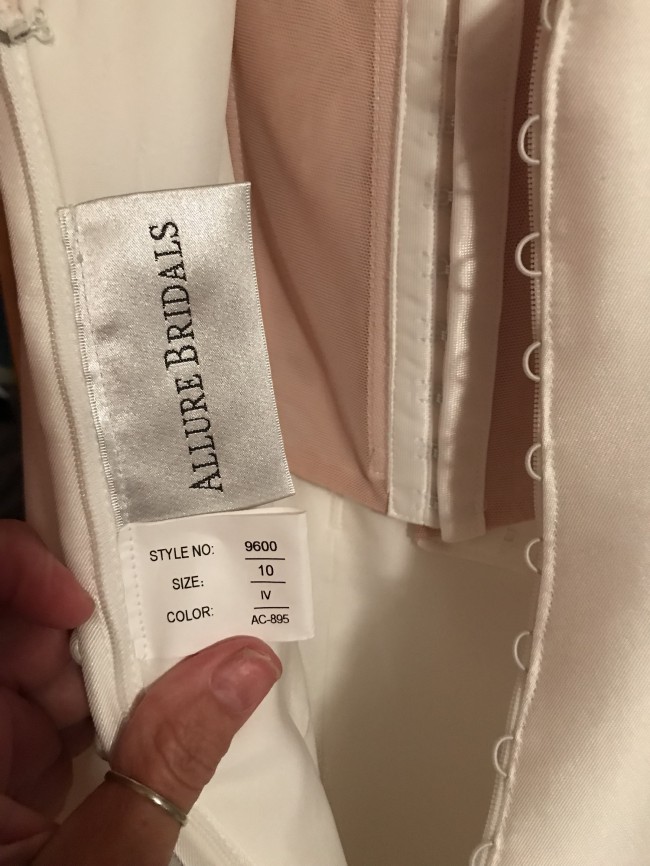 Allure Bridals 9600 Used Wedding Dress - Stillwhite