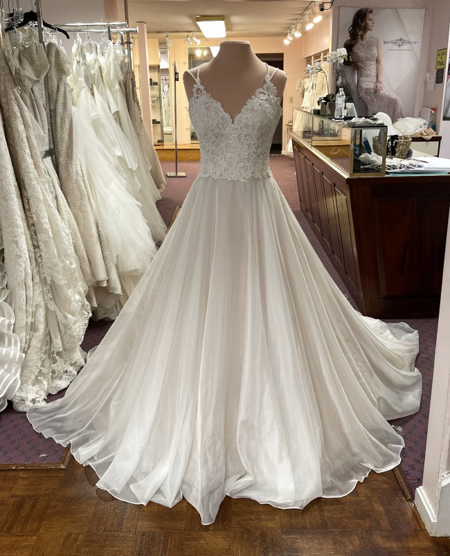 Essense of Australia, D2420 Sample Wedding Dress Save 81% - Stillwhite