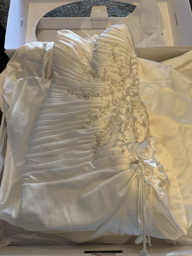 Alfred Angelo, 1640 Wedding Dress Save 30% - Stillwhite