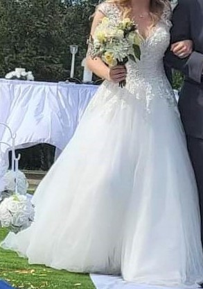 Allure Bridals 9606 gown with coordinating veil Used Wedding Dress Save ...