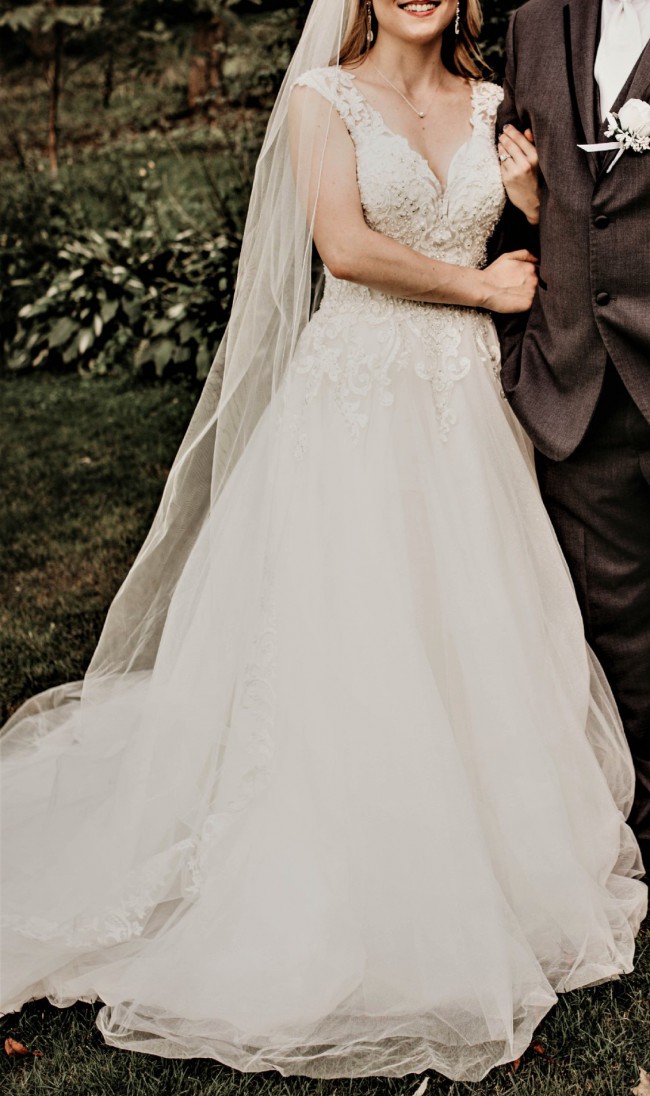 Allure Bridals 9606 gown with coordinating veil Used Wedding Dress Save ...