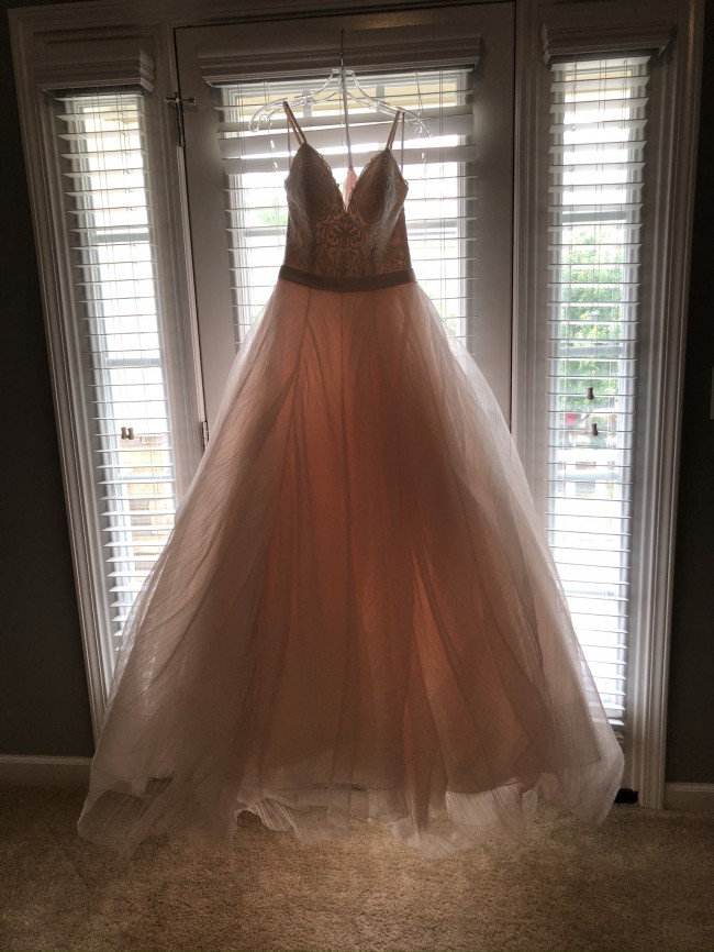 Allure Romance Sample Wedding Dress - Stillwhite