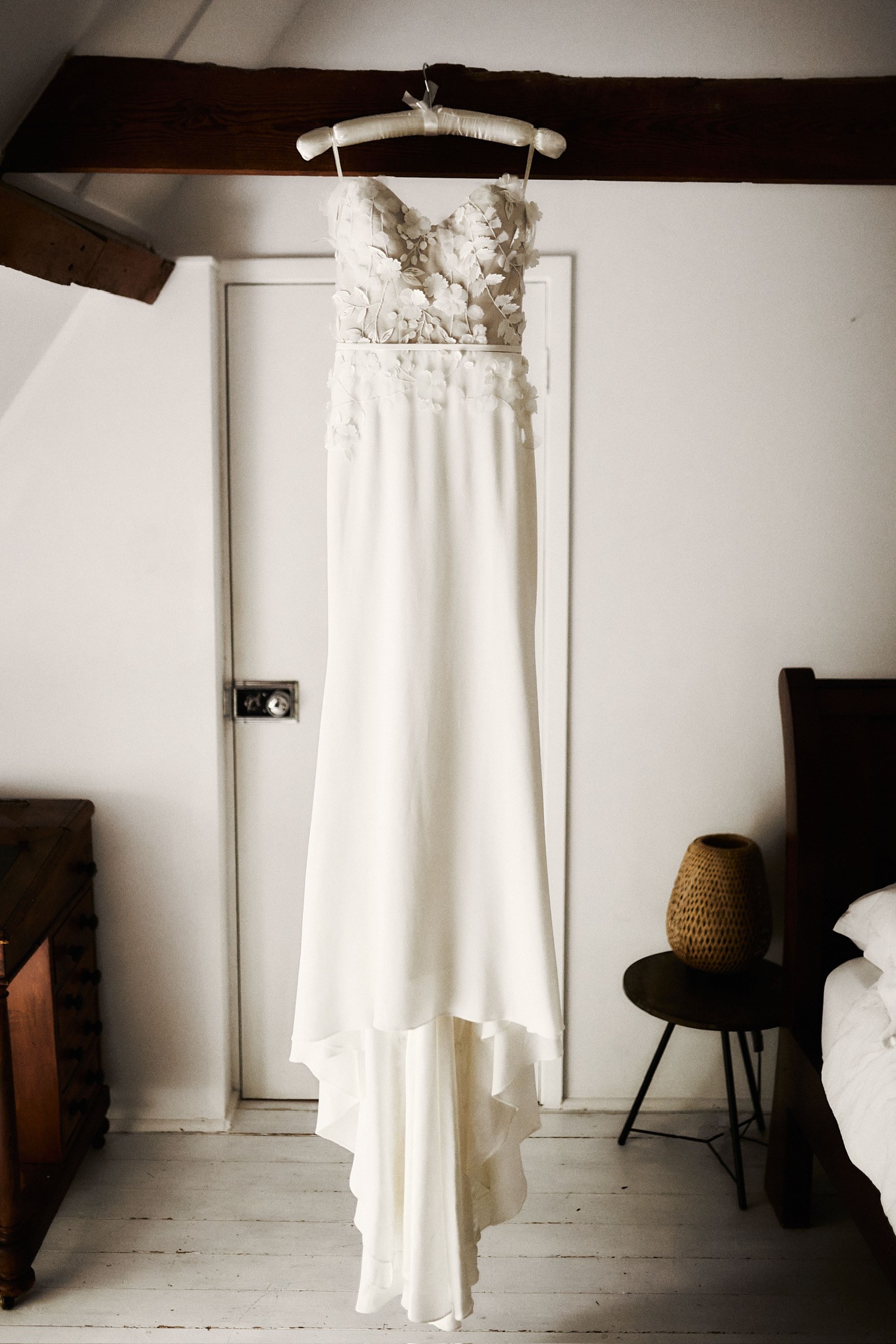 Suzanne Neville, Eden Wedding Dress Save 80% - Stillwhite