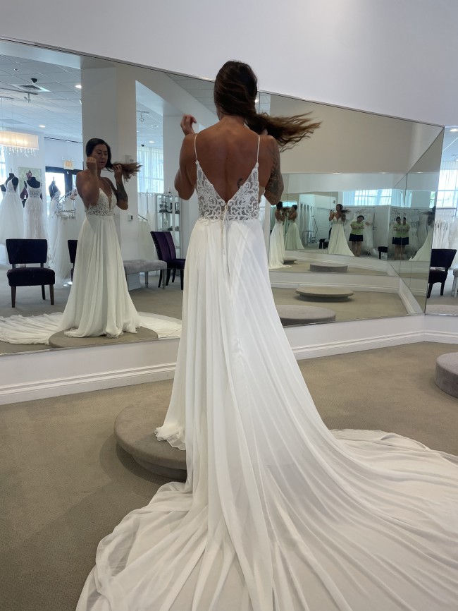 L’amour Calla Blanche LA8237 Sample Wedding Dress Save 49% - Stillwhite