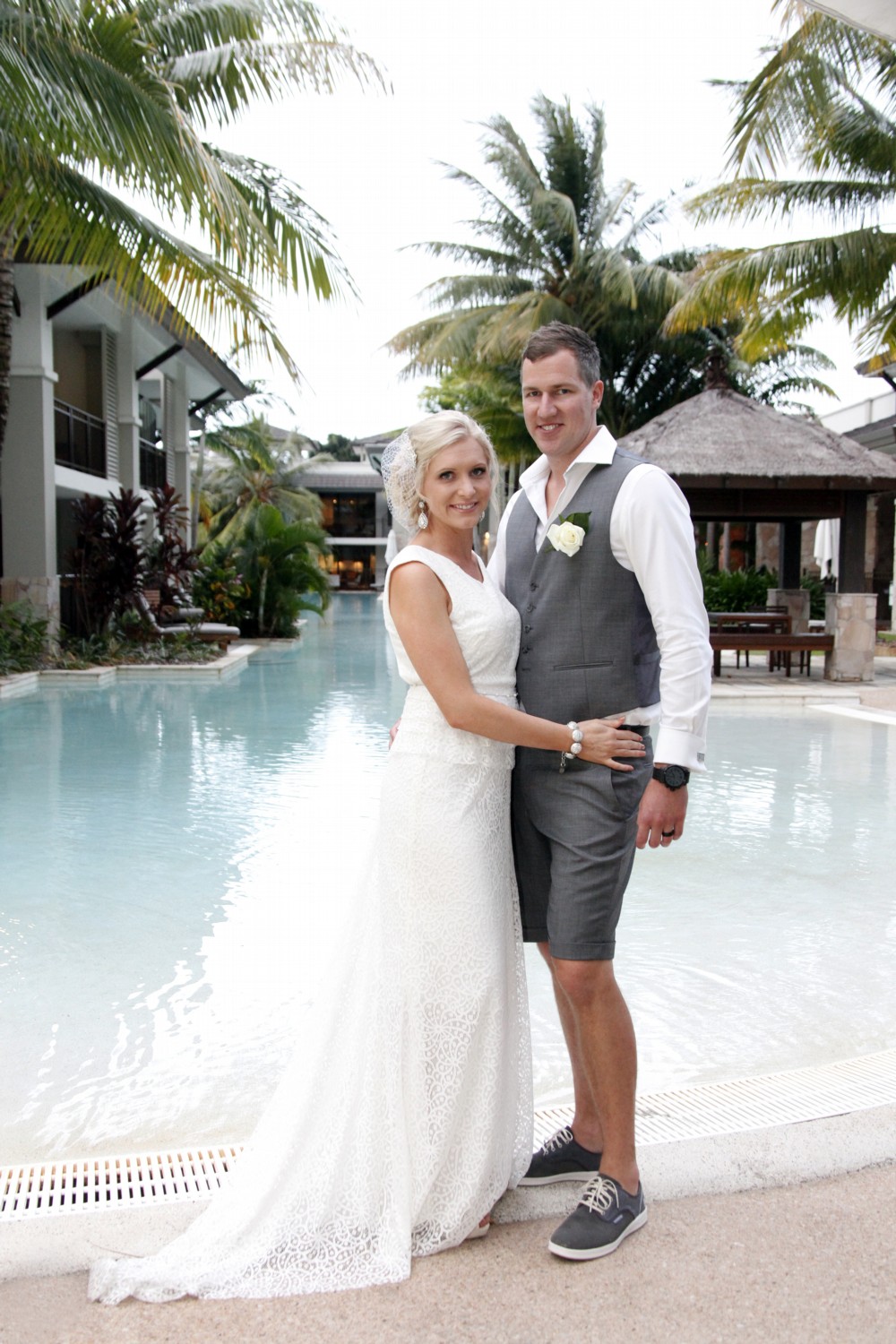 Lisa Ho Modern Lace Preowned Wedding Dress Save 33% - Stillwhite